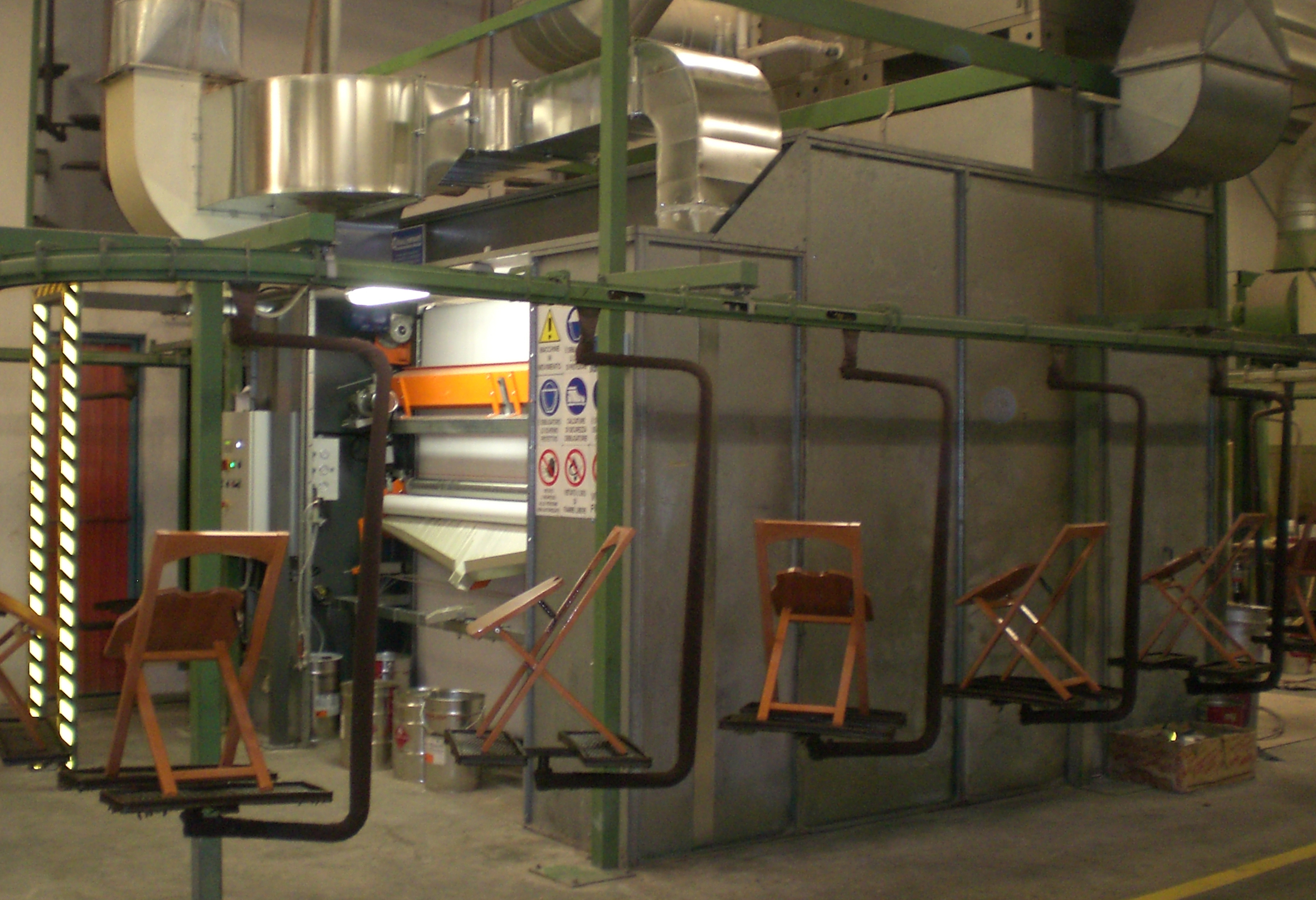 Paint recovery apparatuses with self cleaning continuous tape of ...